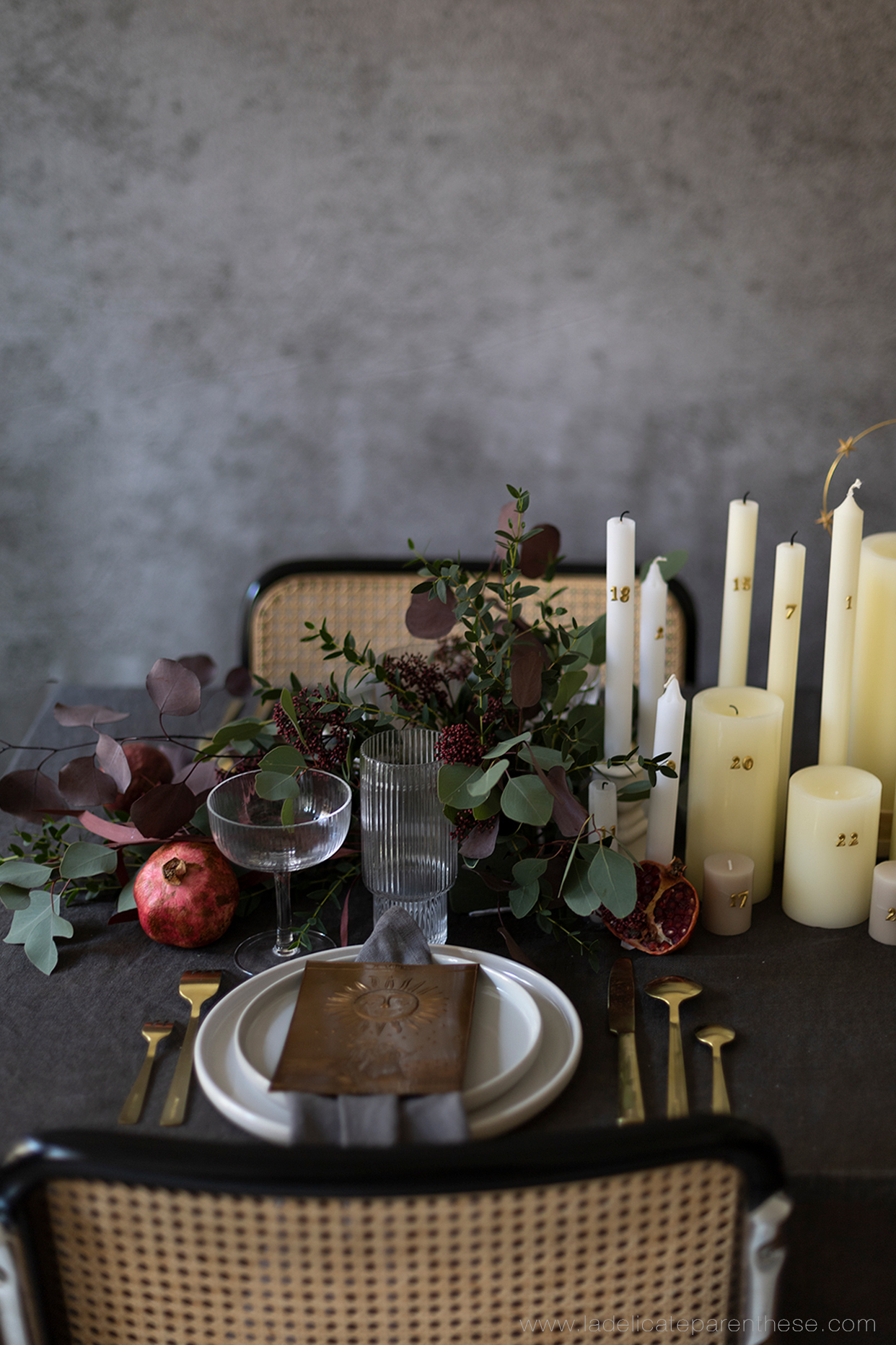 Une table de fêtes sombre: comme un tableau symbolique - La Délicate ...